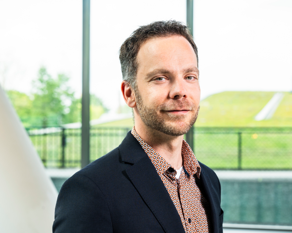 Evolutionary biologist Casper van der Kooi receives Heineken Young Scientists Award 2024 ...